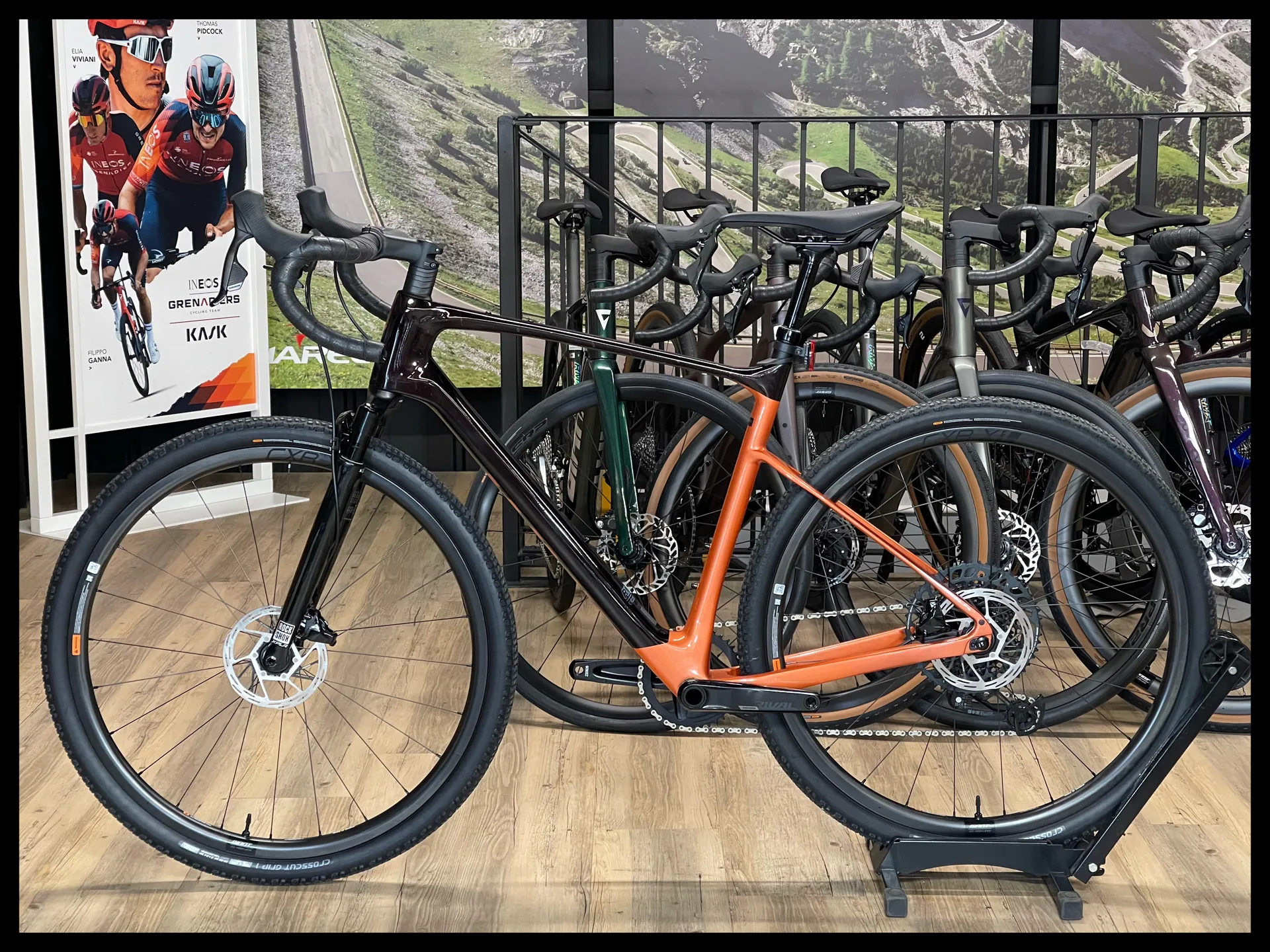 2023 Giant Revolt X Advanced Pro 1 Mens Carbon Gravel Bike in Bro