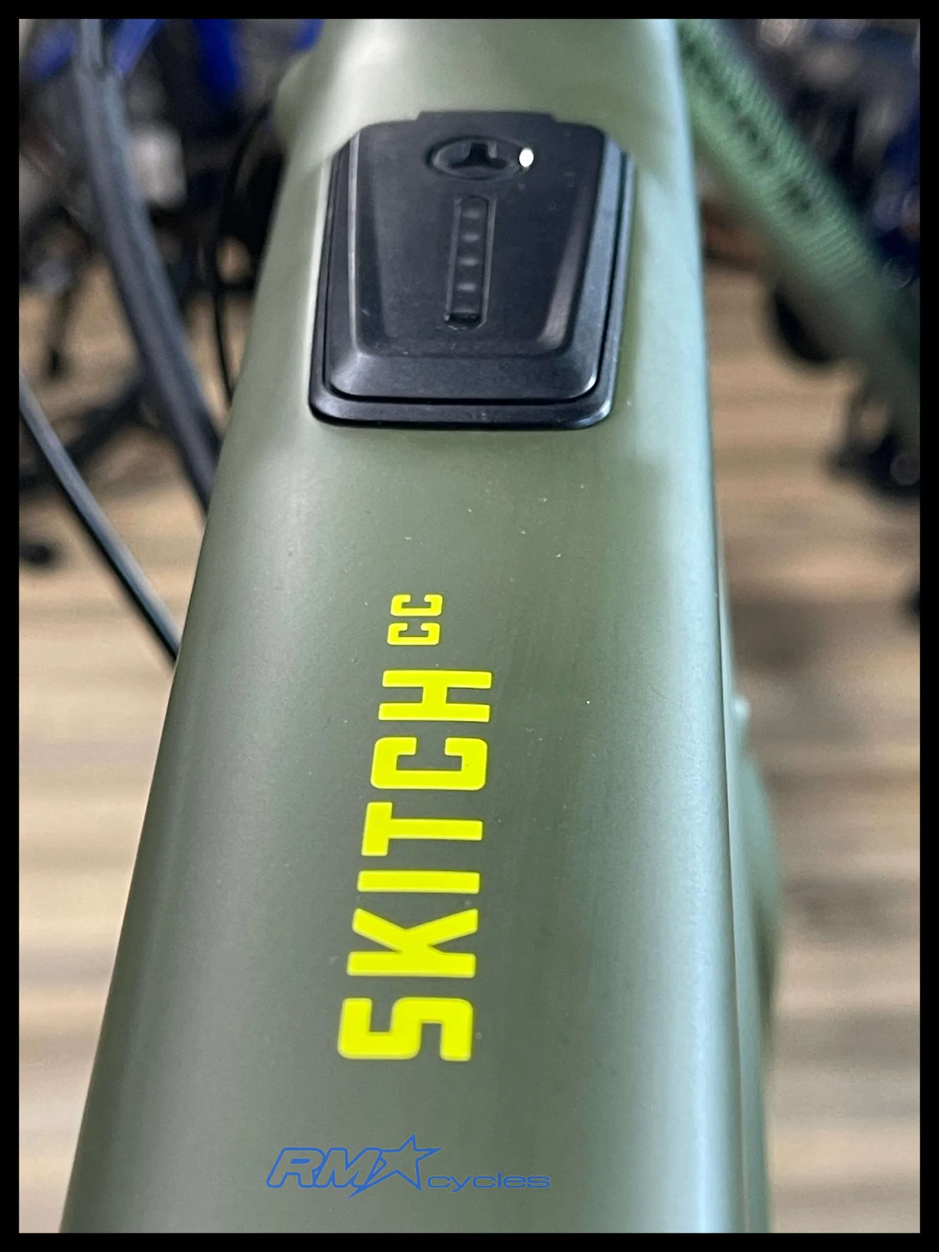 2024 Santa Cruz Skitch Mens Carbon FlatBar e-Gravel Bike in Green