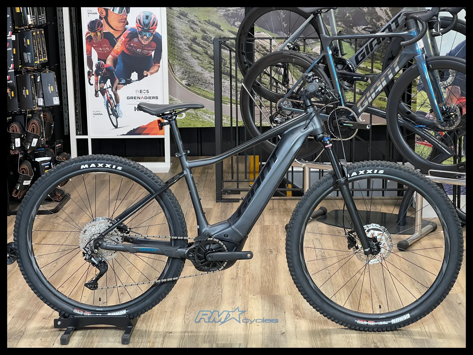 2022 Giant Fathom E+ 2 29er Mens Alloy Hardtail eMTB in Black