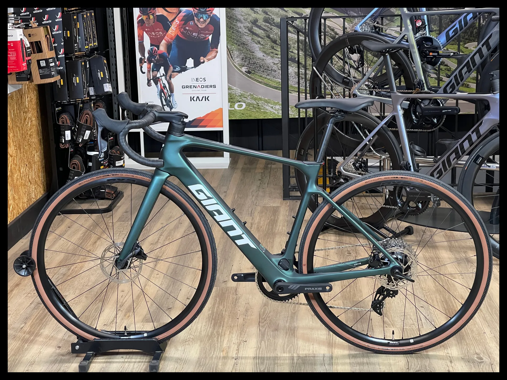 24 Giant Defy Advanced E+ Elite AR Mens Carbon Road Bike in Green
