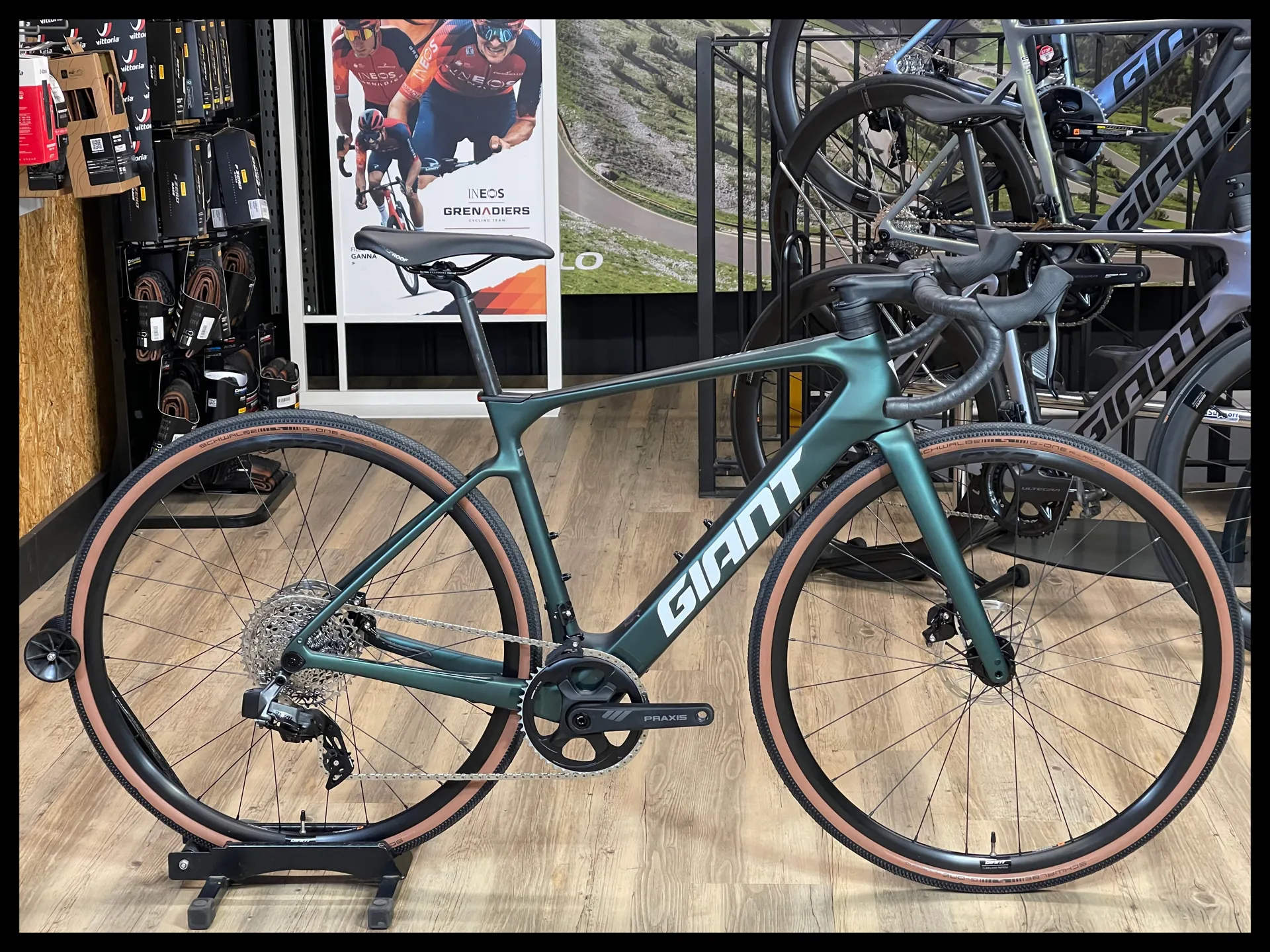 24 Giant Defy Advanced E+ Elite AR Mens Carbon Road Bike in Green