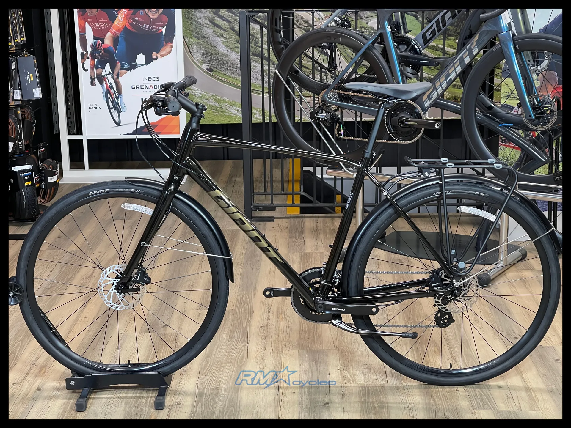 2025 Giant Escape City Disc 2 Mens Alloy Hybrid Bike in Black