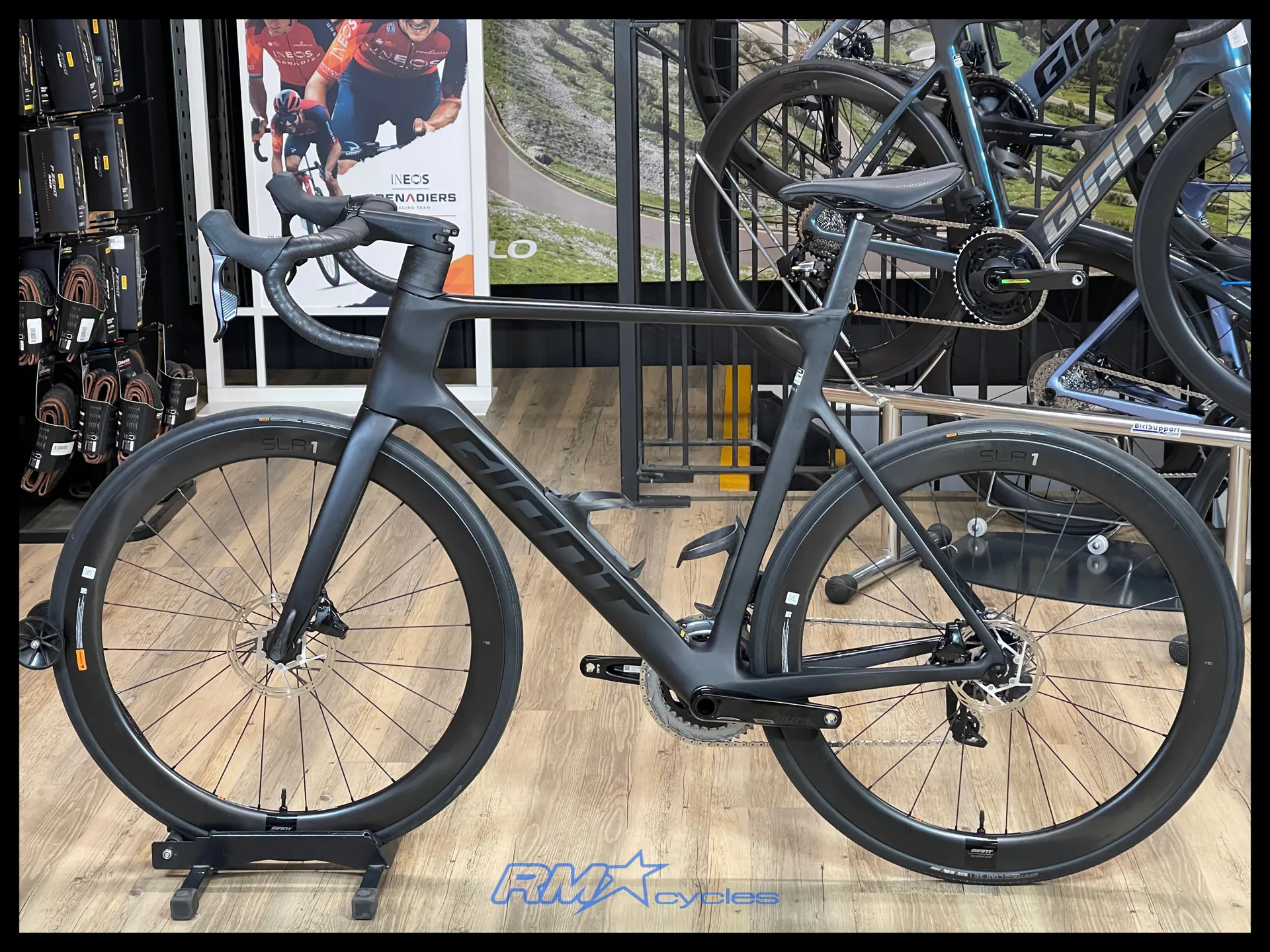 2025 Giant Propel Advanced Pro 1 Mens Carbon Road Bike in Black