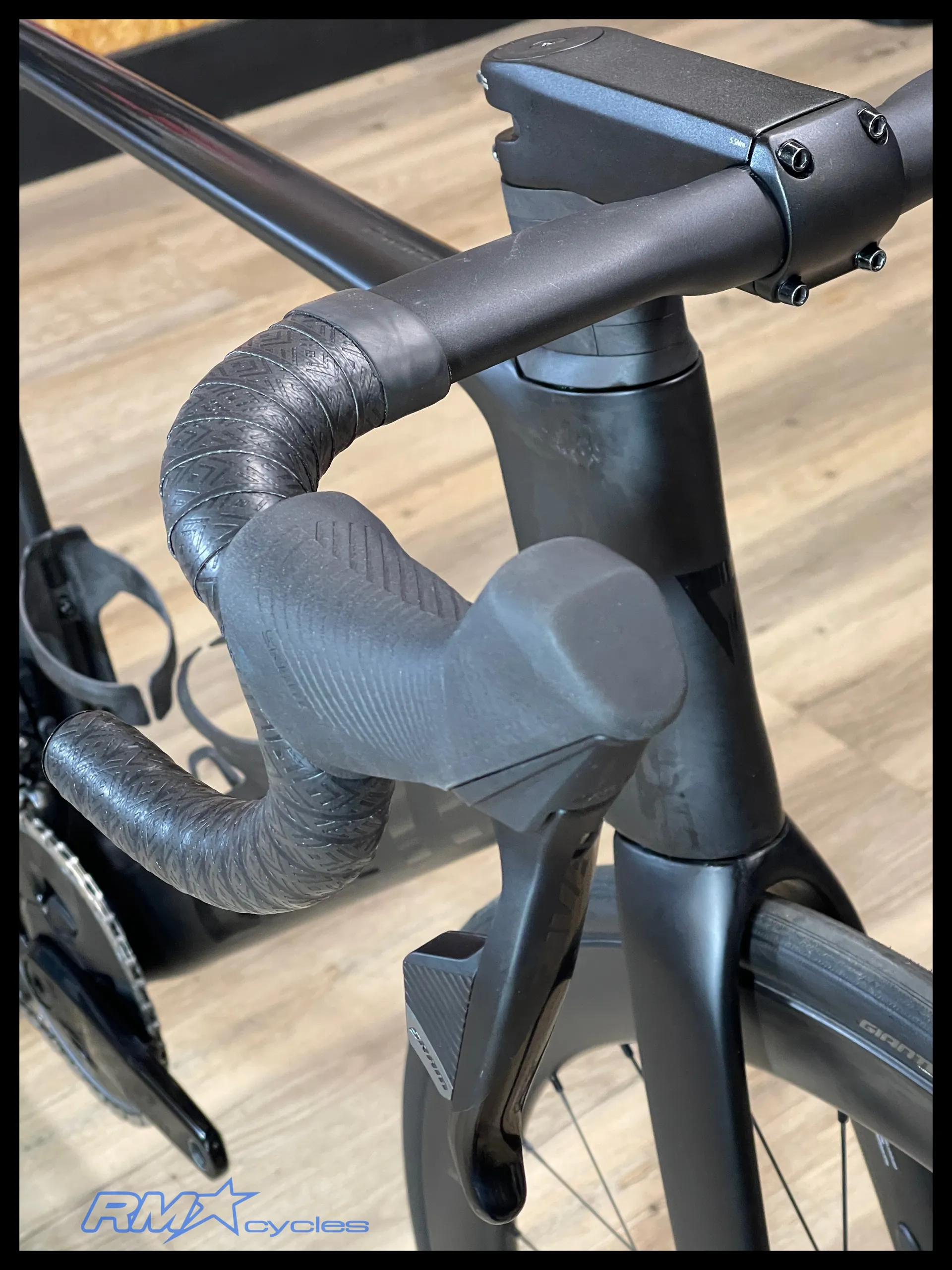 2025 Giant Propel Advanced Pro 1 Mens Carbon Road Bike in Black