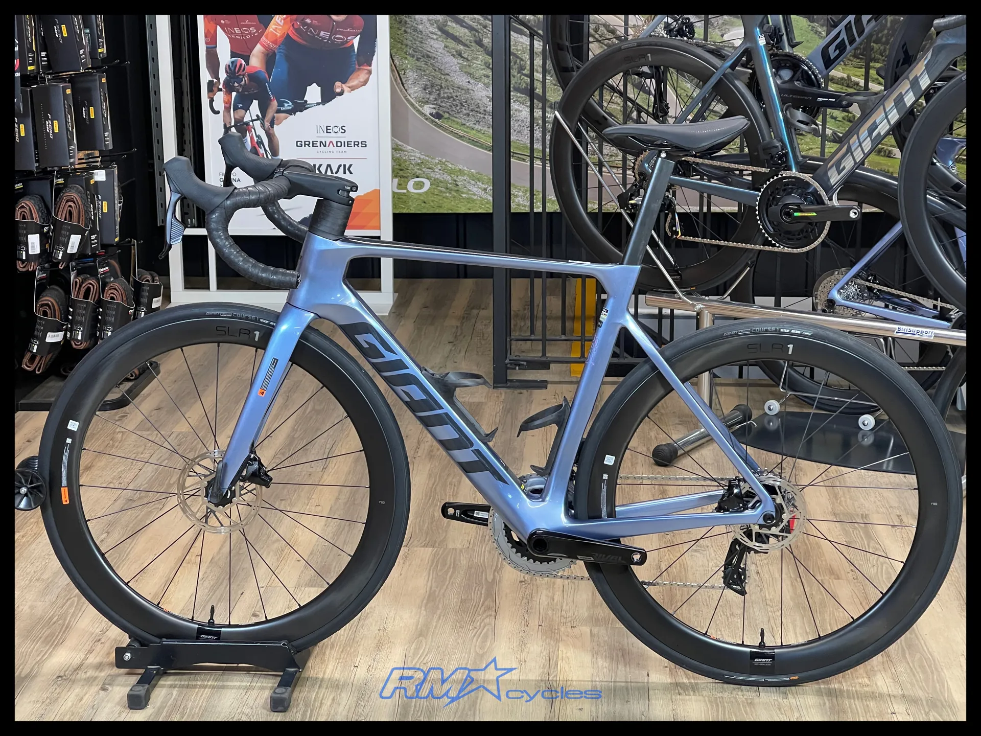 2025 Giant Propel Advanced Pro 1 Mens Carbon Road Bike in Blue