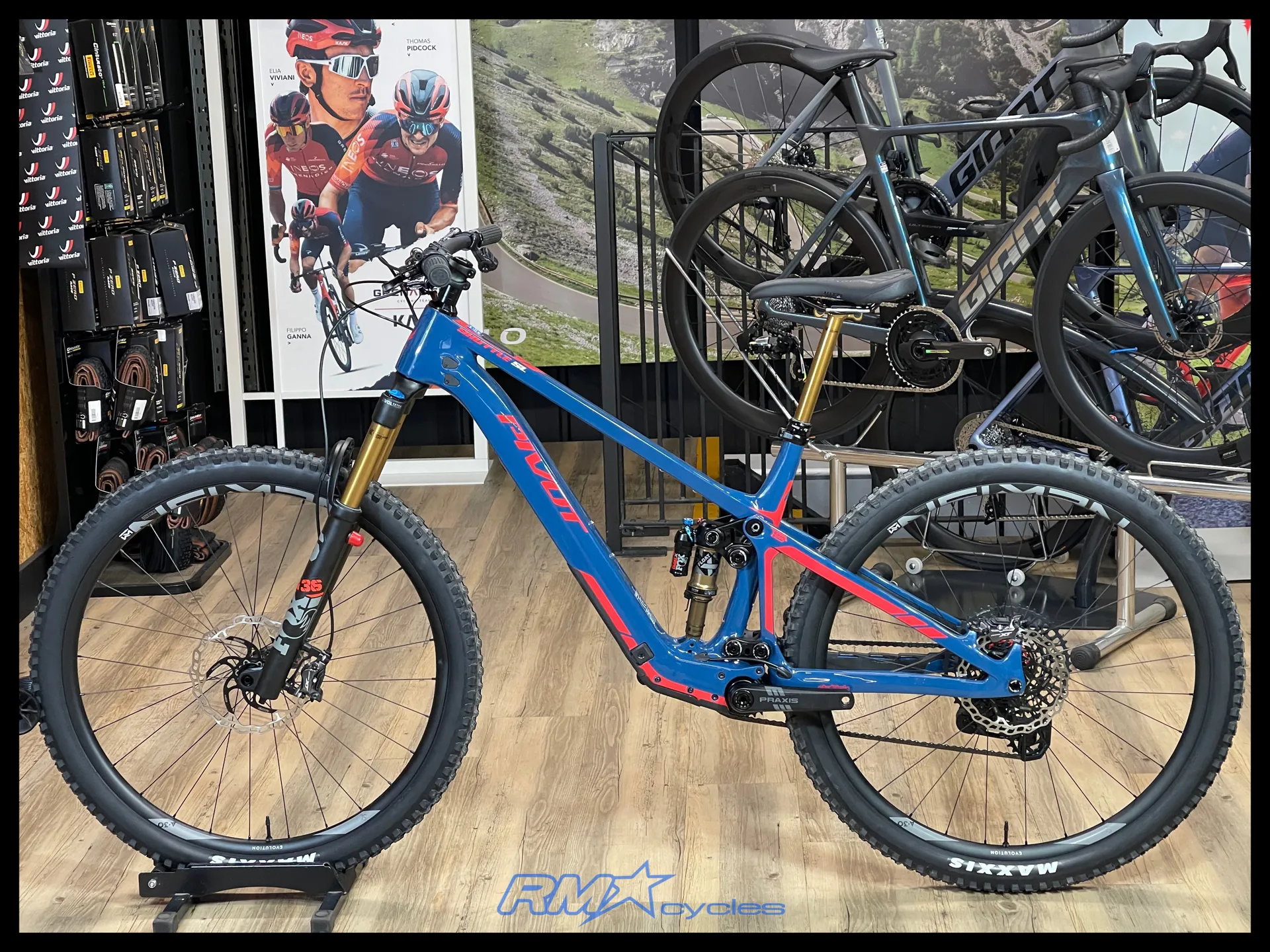 2025 Pivot Shuttle SL XO Mens Carbon eMTB in Blue
